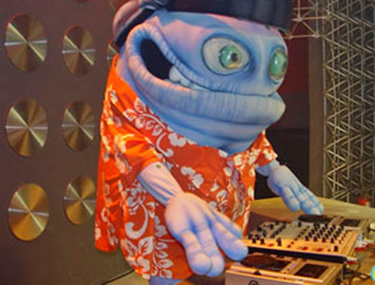>>>FERVEÇÃO>>> Atração internacional, o DJ Crazy Frog, se apresenta na ...